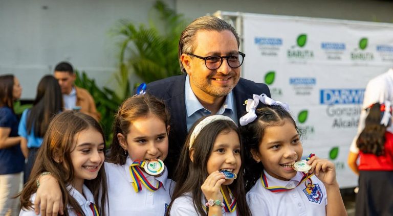 «Tenemos que vacunarnos con la democracia», sostiene el alcalde de ...